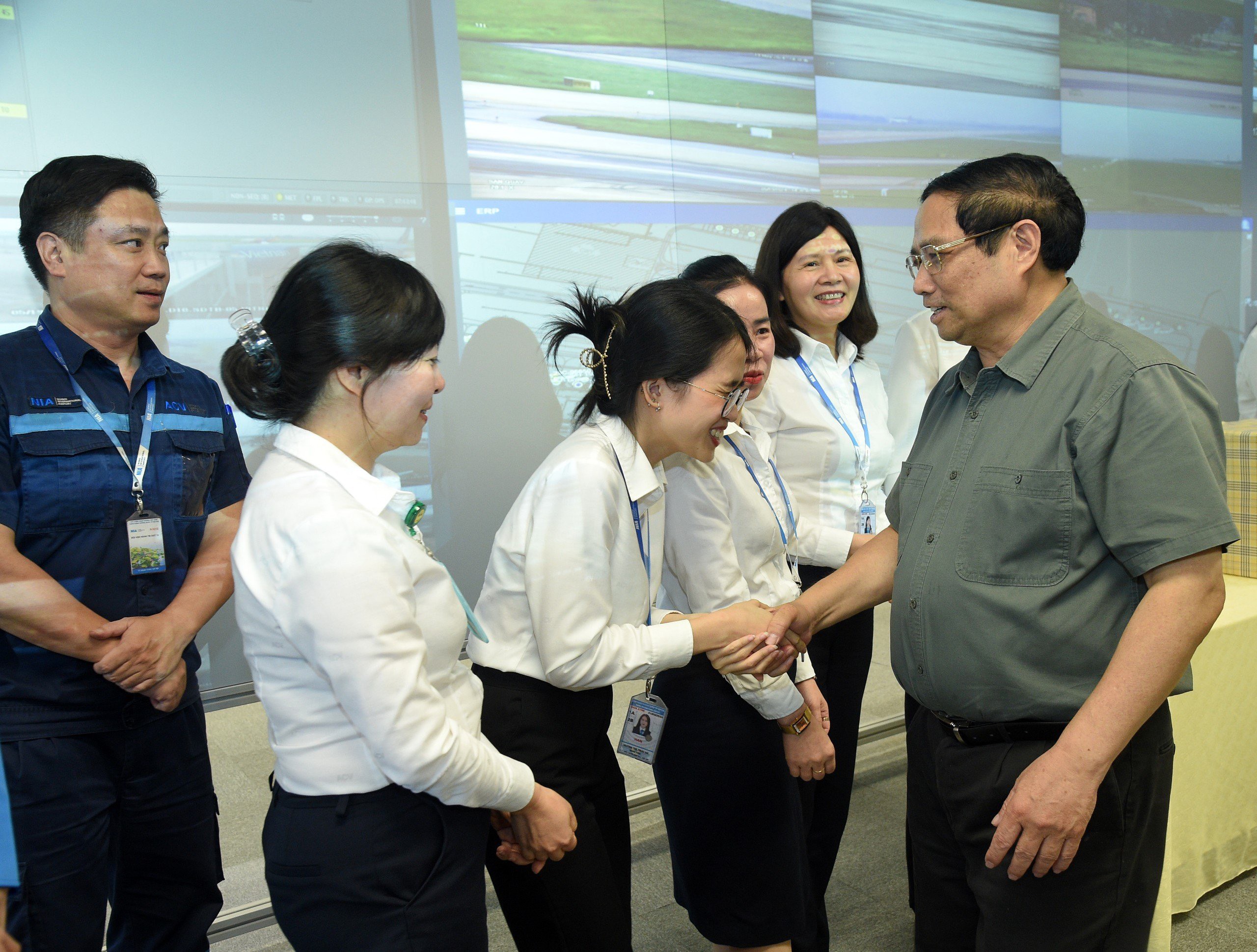 CẢNG HÀNG KHÔNG QUỐC TẾ NỘI BÀI | THE PRIME MINISTER VISITS AND GIVES ...